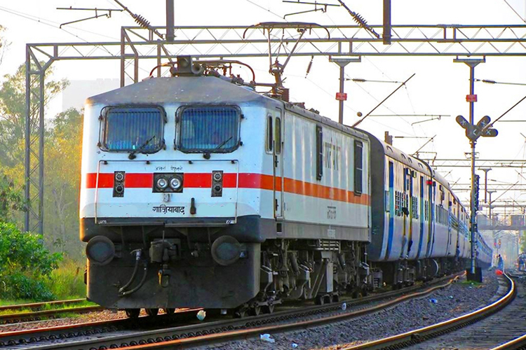 Taj Mahal by Gatiman Train / Rail | Full-Daytour